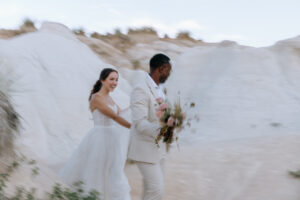 Talking to the moon - Malerische Brautpaarfotos zur goldenen Stunde