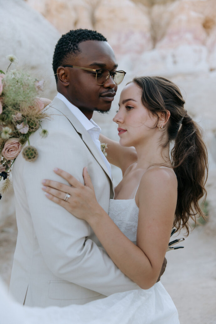 Talking to the moon - Malerische Brautpaarfotos zur goldenen Stunde